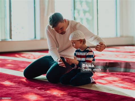 모스크에서 기도하고 홀리 책 꾸란을 함께 읽는 아버지와 아들 이슬람 교육 개념 20 24세에 대한 스톡 사진 및 기타 이미지 20 24세 2명 4 5세 Istock