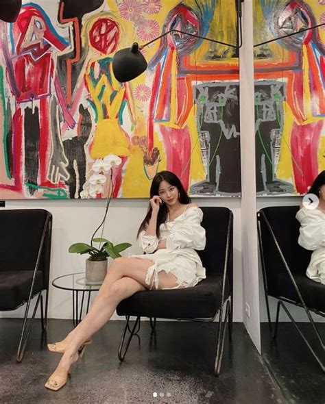 한예슬 의자에 앉아 시원하게 드러낸 각선미…천상계 미모 [n샷] 연예뉴스