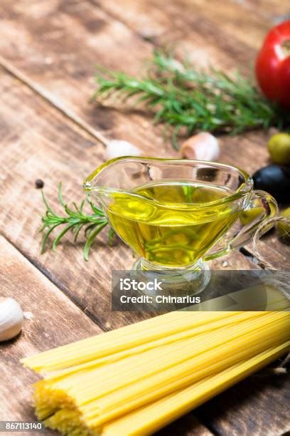 토마토 로즈마리 올리브 오일 파스타와 지중해 이탈리아 요리 음식 개념 건강한 생활방식에 대한 스톡 사진 및 기타 이미지 건강한 생활방식 건강한 식생활 그린 올리브