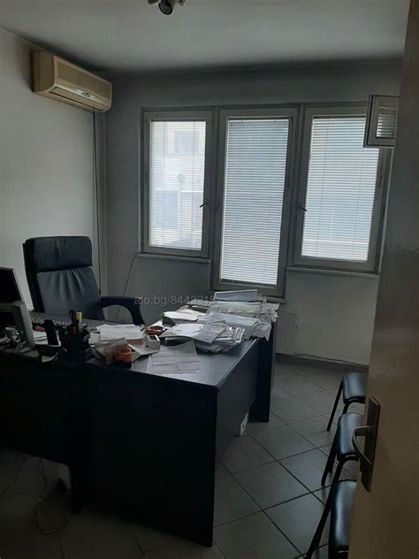 Велико Търново Офис идеален център Офис 90 кв м Първи етаж Тухла Готов завършен Магазини