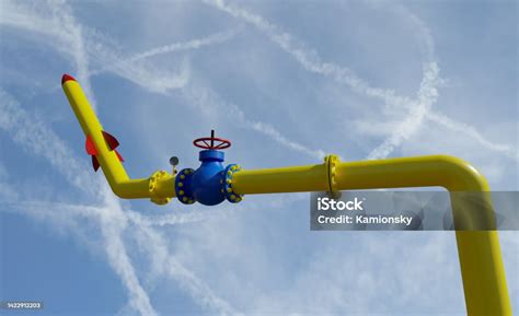 위기 무기로 변하는 가스 파이프 유럽의 에너지 안보에 대한 위협의 개념 로켓의 흔적이있는 하늘의 배경에 대한 3d 그림 깨짐에 대한 스톡 사진 및 기타 이미지 Istock