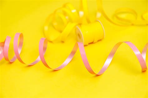 노란색 테이블 상단 보기에 다채로운 풍선과 색종이 축제 또는 파티 배경 플랫 레이 스타일 생일 인사말 카드 카니발 공휴일에 대한 스톡 사진 및 기타 이미지 Istock