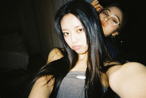 Itzy Pics On Twitter Itzy Mirror Selfie Instagram