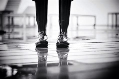 배경 화면 검은 안락한 단색화 물 반사 사진술 정경 부츠 사냥꾼 월요일 지루함 F14 반역자 미술 50mm 소녀 아름다움 비오는 무서운