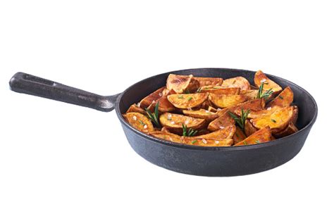 튀긴 감자 쐐기 소금과 로즈마리를 흰색 배경에 고립 된 구운 팬에 넣습니다 감자 요리에 대한 스톡 사진 및 기타 이미지 감자 요리 건강에 좋지 않은 음식 굽기