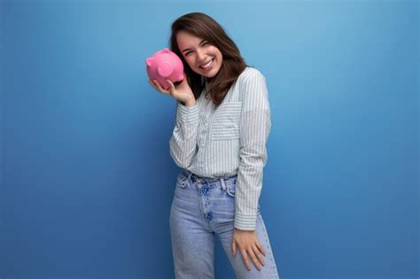 Una Joven Europea De Cabello Casta O Y Esbelta Ahorr Dinero Para Las Vacaciones Foto Premium