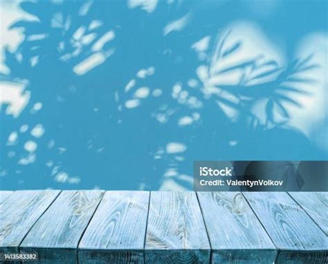 파란색 빈 널빤지 테이블 상단과 잎 그림자가있는 파란색 치장 벽토 패턴 벽 제품 디스플레이를 위한 장소 개념에 대한 스톡 사진 및 기타 이미지 Istock