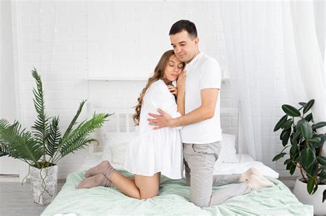 남편이나 미래의 부모와 함께 임산부 엄마와 아빠는 집에서 침대에서 배를 치십시오 모성 임신 행복한 가족의 개념 25 29세에 대한 스톡 사진 및 기타 이미지 Istock