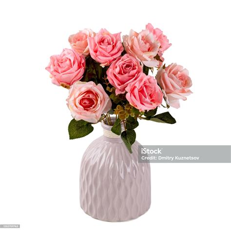 집 쇼핑몰 레스토랑의 인테리어에 대한 현대적인 상록 생태 장식으로 세련된 꽃병에 실제처럼 인공 장미 꽃 디자인 콜라주를 위한 흰색 배경에 격리 0명에 대한 스톡 사진 및
