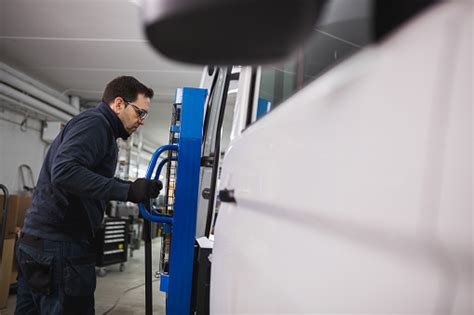 화물 밴에 상자를 집어 들고 있는 남자 측면 밴 도어에서 본 모습 40 44세에 대한 스톡 사진 및 기타 이미지 40 44세 교통수단 남성 Istock