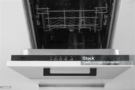 식기세척기 접시 로딩 식기 세척 캡슐 하얀 부엌에서 깨끗한 요리로 식기 세척기를 엽니 다 식기 세척기 열기 및 닫기 그릇에 대한 스톡 사진 및 기타 이미지 Istock