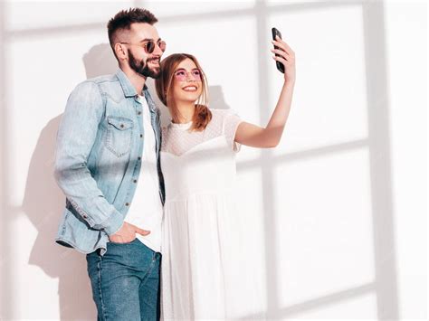 Сексуально улыбающаяся красивая женщина и ее красивый парень Премиум фото