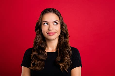 젊은 매력적인 아가씨의 사진은 붉은 색 배경에 고립 된 빈 공간 계획을 생각 깊게 궁금해했다 25 29세에 대한 스톡 사진 및 기타 이미지 Istock