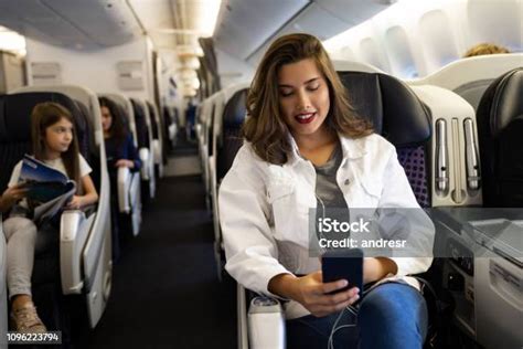 여자는 비행기에 여행 하 고 그녀의 휴대 전화에서 음악을 듣고 관광에 대한 스톡 사진 및 기타 이미지 관광 관광객 교통수단 Istock