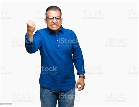 중세 아랍 남자 이상 안경을 절연 배경 화와 좌절과 분노와 함께 외치는 동안 분노 주먹 미친 높이 분노와 공격적 개념 남자에 대한 스톡 사진 및 기타 이미지 Istock