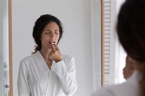 알약을 복용 하는 불행 한 여자의 거울 반사 건강에 해로운 느낌 입에 대한 스톡 사진 및 기타 이미지 입 거울 정신적 스트레스 Istock