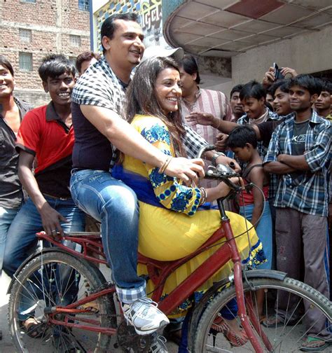 View Patna Akshara Singh And Avadhesh Mishra Promote Bhojpuri Movie Diler In Patna