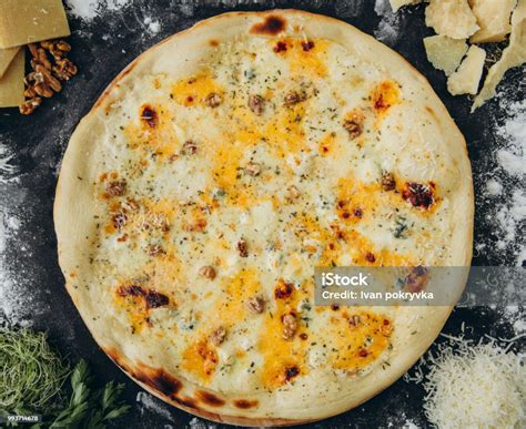 음식 재료와 콘크리트 검은색에서 맛 있는 이탈리아 피자를 요리 향신료 Copyspace 탑 뷰 배너 Cabaret에 대한 스톡 사진 및 기타 이미지 Istock