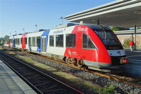 Nordbahn VT2.77 steht am frühen Morgen von 21 September 2022 in Heide ...