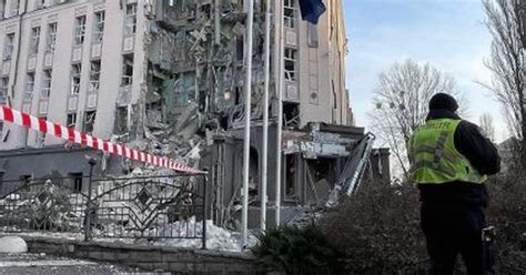 У Києві ракета влучила у готель та палац Україна зявилися перші