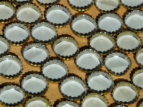 무료 이미지 식품 황금의 생기게 하다 초콜릿 컵 케익 빵 굽기 디저트 케이크 불꽃 착빙 병 뚜껑 폐쇄 크라운 모양 맛 프랄린 시트 금속 조각