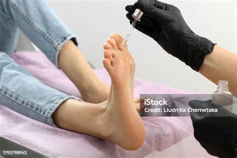 미용실에서 고객의 발에 기름을 붓는 전문 마스터 클로즈업 페디큐어 절차 발에 대한 스톡 사진 및 기타 이미지 발 발톱 뷰티 스파 Istock