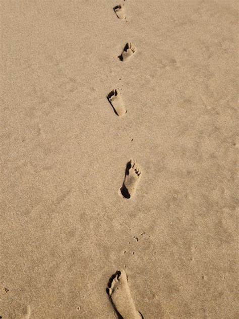 Следы на песке на пляже Касабланка · Бесплатные стоковые фото