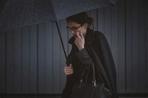 젊은 여 자가 우산을 들고 야외 산책과 바람과 비를 벌인 추운가 날 비에 대한 스톡 사진 및 기타 이미지 비 여자 사업가 30 34세 Istock