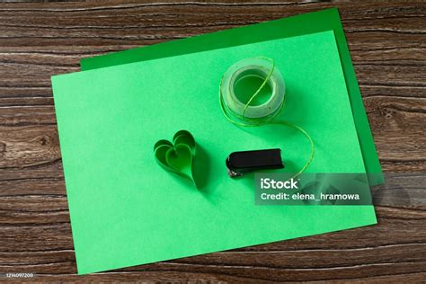 명령 1 단계 성 패트릭의 날 클로버 공예 종이 Handmade 어린이 예술 프로젝트 바느질 어린이를위한 공예품 0명에 대한 스톡 사진 및 기타 이미지 Istock