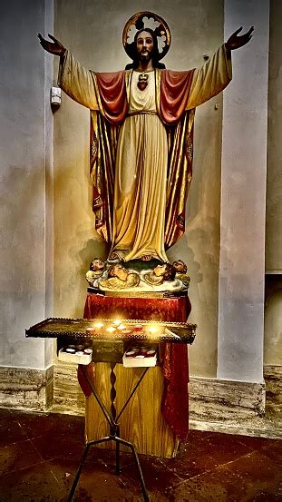 불이 켜진 카톨릭 기도 촛불 위에 다락방으로 된 팔을 가진 예수 그리스도 이탈리아 몬탈치노의 거룩한 구세주 의 대성당 안에 거대예수상에 대한 스톡 사진 및 기타 이미지