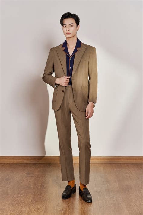 Vest kẻ sọc chìm nổi màu nâu 2 khuy ve chữ K GD2017 536