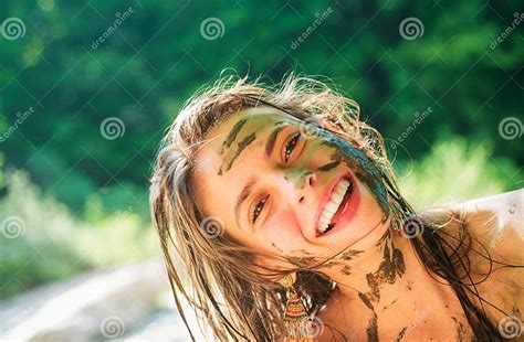 Feliz Cara De Chica Sucia Cubierta De Barro Foto De Archivo Imagen