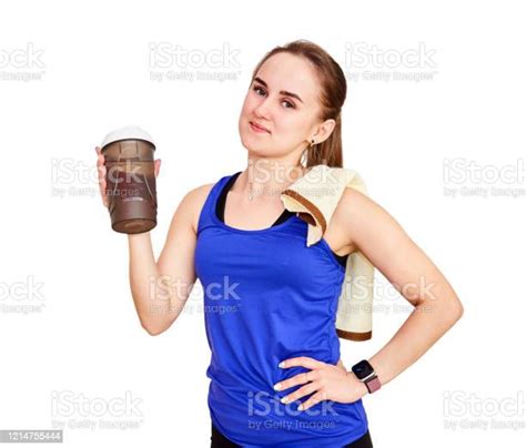 운동 후 스포츠 음료에 대한 수건과 셰이커와 젊은 운동 여자 흰색 배경에 고립 가냘픈에 대한 스톡 사진 및 기타 이미지 가냘픈 건강한 생활방식 균형 Istock