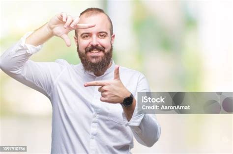 손으로 만드는 프레임 및 행복 한 얼굴로 손가락을 웃 고 고립 된 배경 위에 젊은 백인 Hipster 남자 창의력과 사진 개념입니다 개념에 대한 스톡 사진 및 기타 이미지