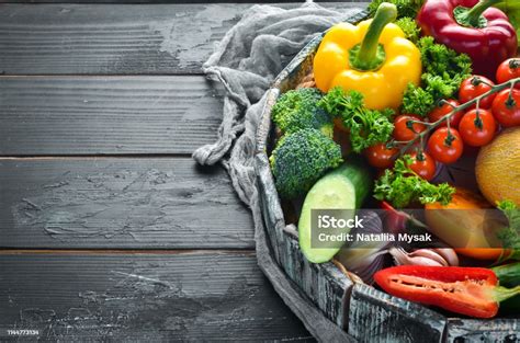 검은 배경에 신선한 야채입니다 아보카도 토마토 감자 파프리카 감귤 류 평면도 텍스트를 위한 여유 공간 과일에 대한 스톡 사진 및 기타 이미지 Istock