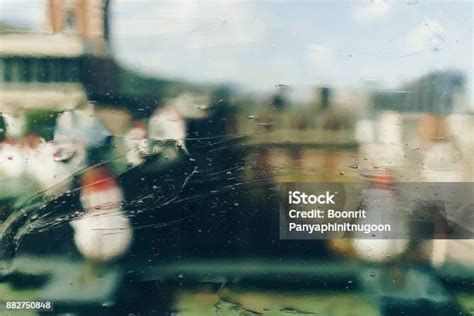 추상적인 배경 젖 빛된 유리 거울 균열 및 거친 표면 빨간 모자를 쓰고 블러 눈사람을 반영 Chrismas 테마에 대 한 강철에 대한 스톡 사진 및 기타 이미지 Istock