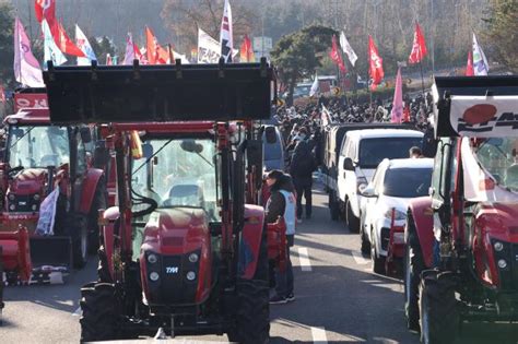 경찰차벽 남태령에서 28시간여 만에 철수트랙터 한남동 관저까지 행진 아주경제