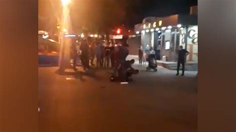 Ինչպես են ոստիկանները անչափահաս տղային բերման ենթարկում դիմակ չկրելու համար տեսանյութ