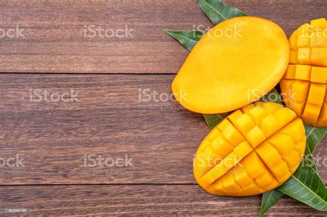 신선한 망고 어두운 나무 배경에 녹색 잎과 아름다운 다진 과일 열대 과일 디자인 개념입니다 플랫 레이 맨 위 보기 공간을 복사합니다 0명에 대한 스톡 사진 및 기타 이미지