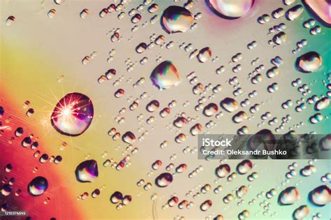 홀로그램 효과의 아름다운 멀티 컬러 워터 드롭을 닫습니다 디자인에 대한 배경 패턴입니다 매크로 사진 보기 0명에 대한 스톡 사진 및 기타 이미지 Istock