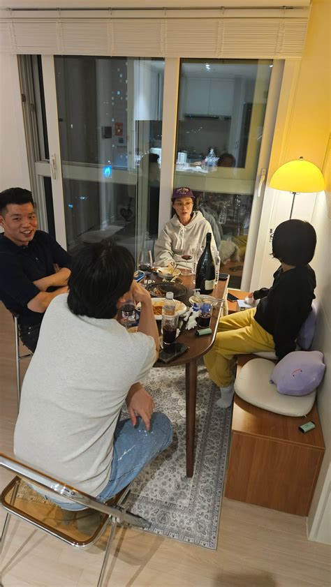 어제 친구놈들이랑 집들이라는 명목으로 집에 불러다가 술을 마셨다 밥을 아주 코스로다가 차려줬는데 설거지 나중에 지네들이 해주네 어쩌네 하다가 결국 하나도 안해놓고 그냥 갔다