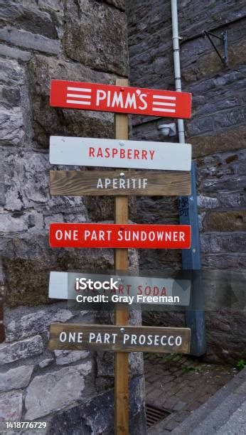 플리머스에서 관광객을 유치하기 위해 밝은 색상의 레스토랑과 펍 간판 및 로고 0명에 대한 스톡 사진 및 기타 이미지 0명 Publicity Event 간판 Istock