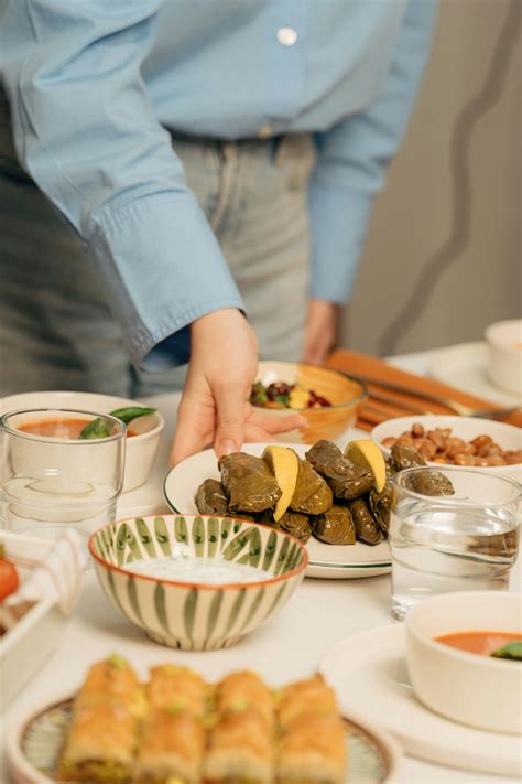 有关东方美食 中东美食 传统食物 传统餐 倒水 健康饮食 叉子 吃饭时间 地中海饮食 均衡饮食 垂直拍摄 室內 家居环境 家常菜 家庭用餐 廚具 开斋 彩色碗