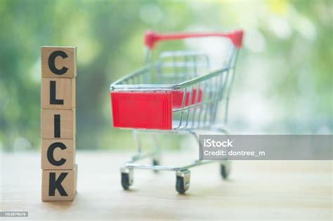작은 쇼핑 카트 및 클릭과 나무 블록 화면에 온라인 쇼핑 응용 프로그램의 개념입니다 가방에 대한 스톡 사진 및 기타 이미지 가방 개념 계산대 Istock