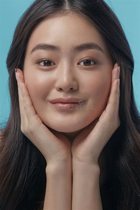 Hermoso Retrato Frontal De Una Atractiva Joven Sensual Japonesa Con Una Piel Limpia Saludable Y
