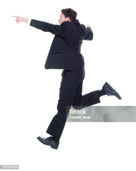 사이드 뷰전체 길이 2029 세 성인 잘 생긴 젊은 남자남성 매니저사업가비즈니스 맨 앞에서 점프 하는 흰색 배경 을 입고 기쁨흥분미소행복쾌활 한 20 29세에 대한 스톡