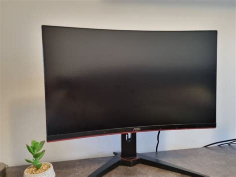 Zakrivljeni Monitor AOC C24G1 24