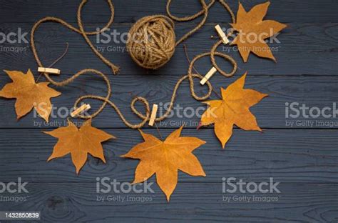 복사 공간이있는 단풍 나무 잎 화환 가정 장식 아늑한 가을 분위기 가을 배경 10월에 대한 스톡 사진 및 기타 이미지 10월 11월 9월 Istock