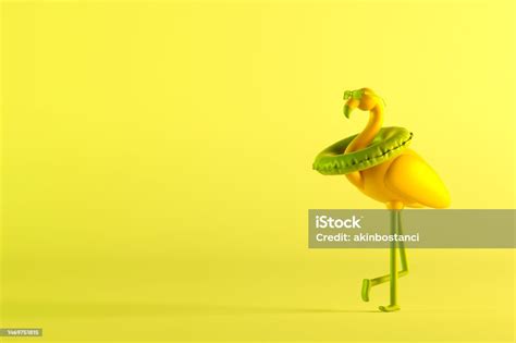 노란색 배경에 선글라스와 수영 반지가 있는 풍선 플라밍고 최소 여름 여행 휴가 배경 0명에 대한 스톡 사진 및 기타 이미지 0명 3차원 형태 계절 Istock