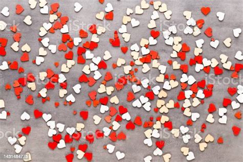 해피 발렌타인 데이 배경입니다 회색 배경에 작은 색상 하트 개념에 대한 스톡 사진 및 기타 이미지 개념 낮 널판지 Istock